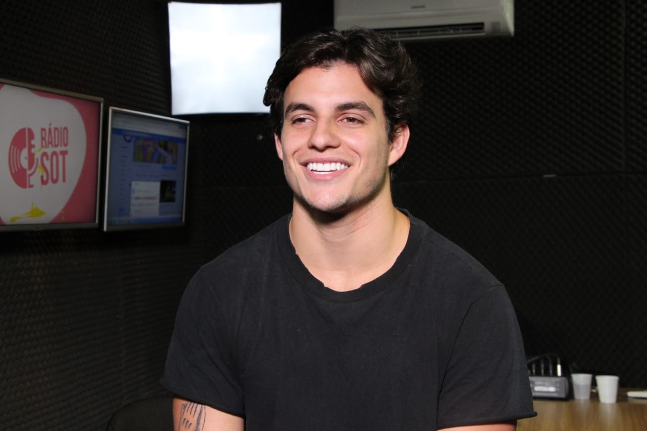 Ex-BBB Antônio Rafaski vai sem cueca a programa de rádio - OFuxico