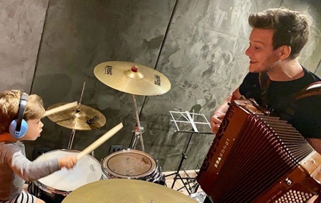Michel Teló ensina Teodoro a tocar instrumentos - OFuxico