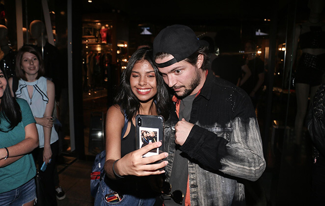 Em São Paulo, Thomas McDonell atende fãs na Oscar Freire - OFuxico