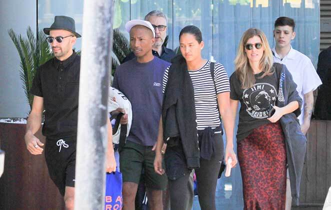 Pharrell Williams curte o Rio de Janeiro com a família - OFuxico