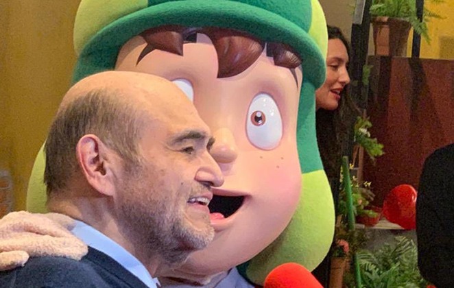 Ator de Chaves emociona os fãs ao visitar local de gravação - OFuxico