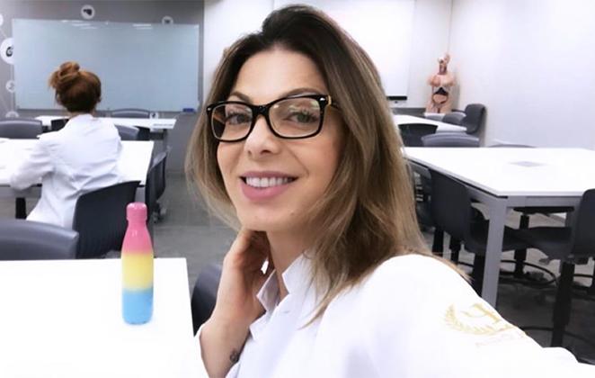 Sheila Mello posa na piscina e fala de Carnaval mais calmo - OFuxico