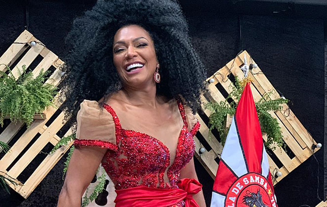 Simone Sampaio recebe título de madrinha da Dragões em live - OFuxico