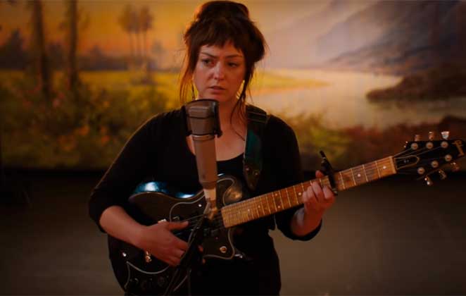 Angel Olsen revela novo single Waving, Smiling. Confira! - OFuxico