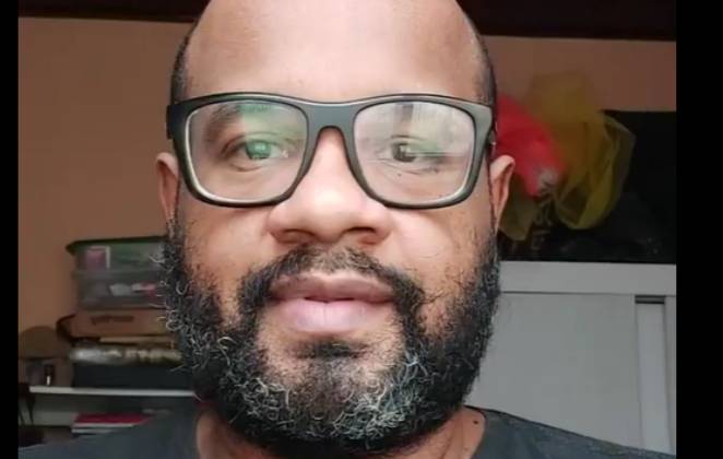 André Gabeh, do BBB1, faz apelo para que comprem os livros dele: 'Estou ...