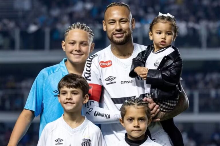Neymar posa com os filhos após marcar gol decisivo pelo Santos