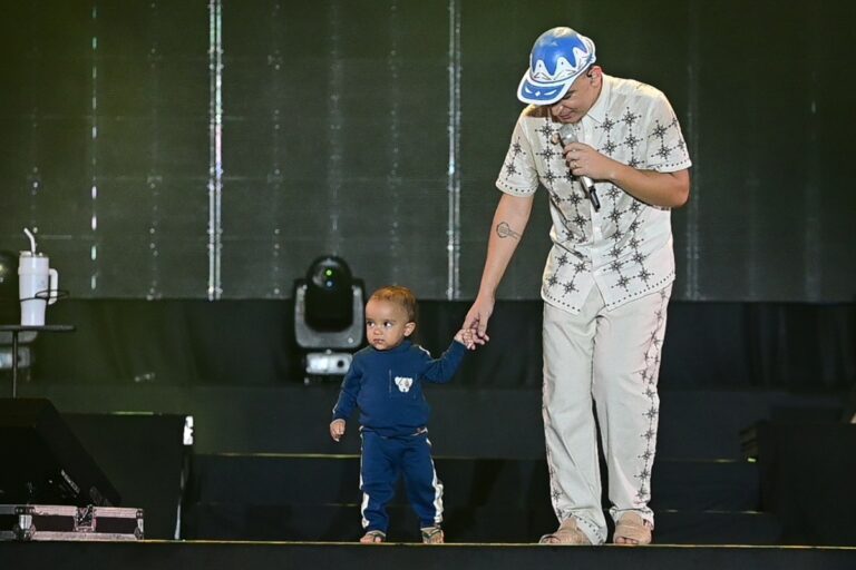João Gomes leva o filho ao palco em Caruaru e emociona
