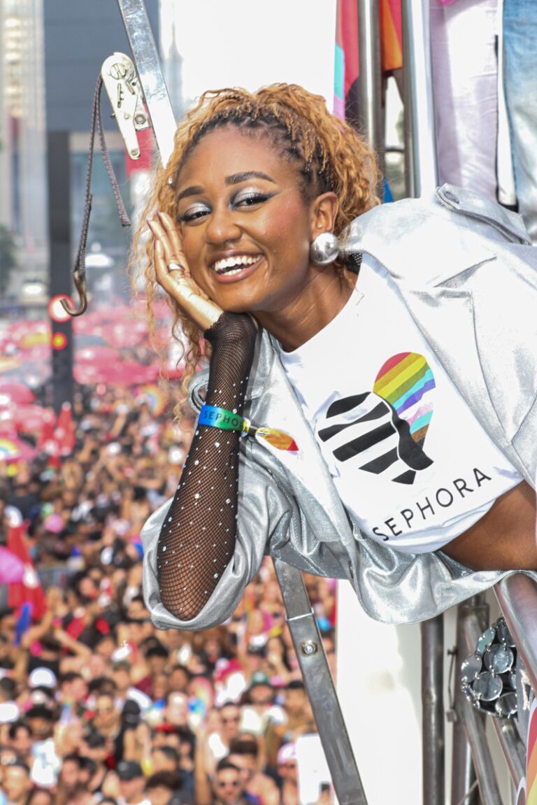 Pedro Sampaio arrebata a multidão na Parada do Orgulho LGBT+ - OFuxico