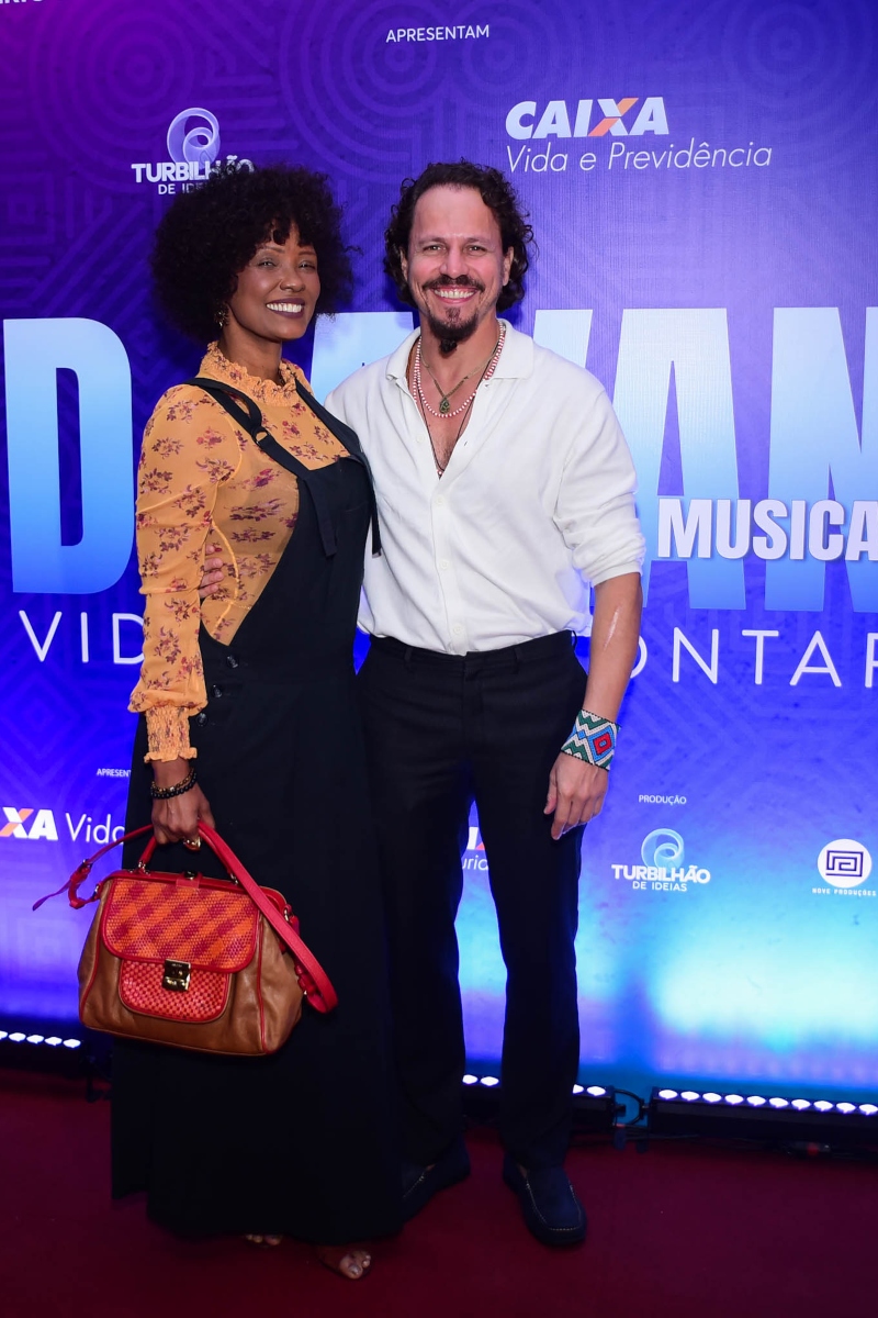 Com Djavan na plateia, famosos se emocionam em musical