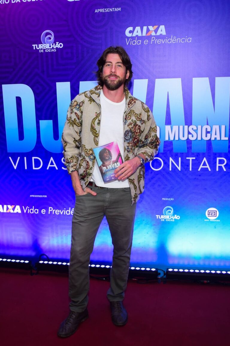 Com Djavan na plateia, famosos se emocionam em musical