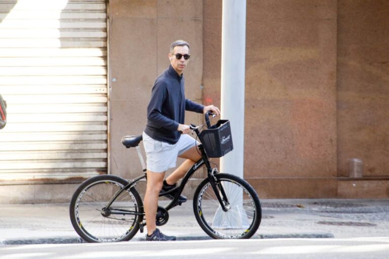 Cesar Tralli aproveita momento livre e pedala na Zona Sul do Rio - OFuxico