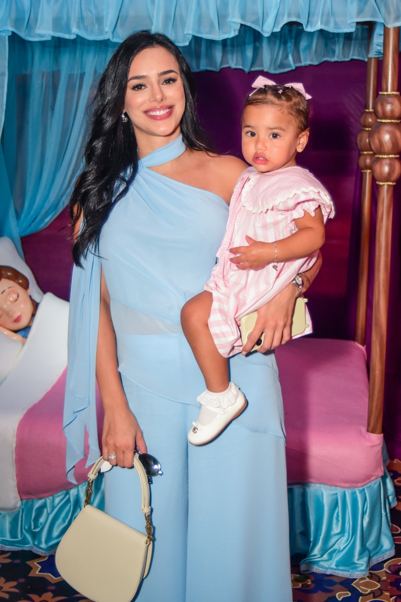 Vicky Justus recebe famosos em sua festa de 5 anos