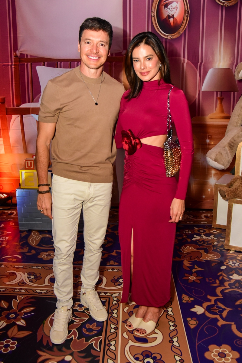 Vicky Justus recebe famosos em sua festa de 5 anos