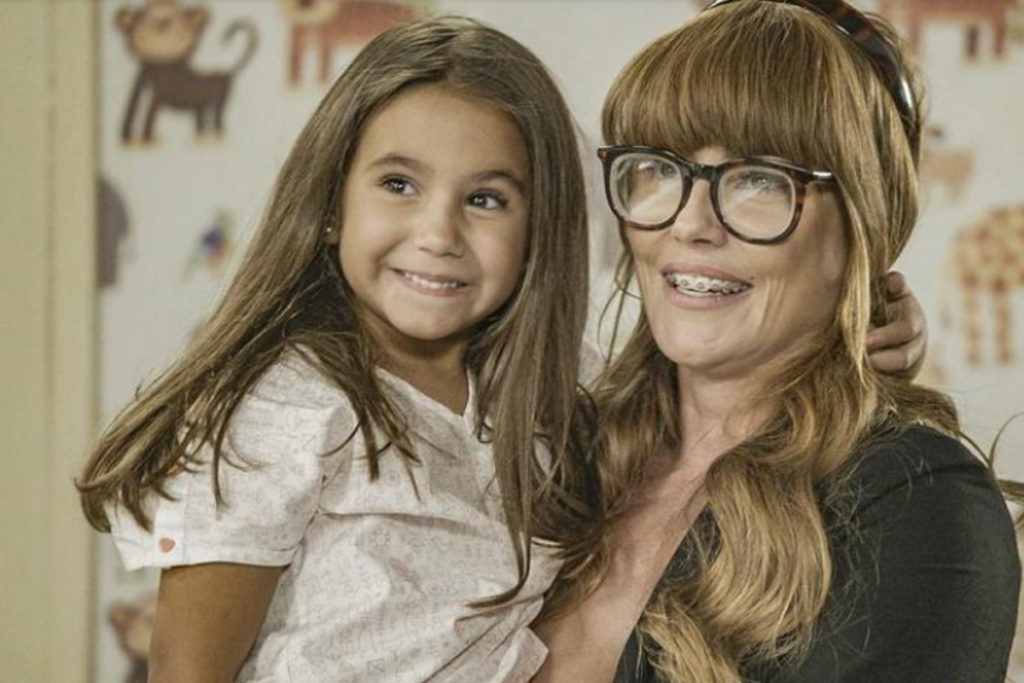 Maria Flor, filha de Deborah Secco, dá show de fofura em estreia na TV