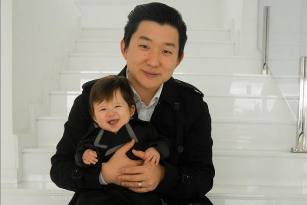 Pyong Lee volta para casa após gravar Ilha Record - OFuxico