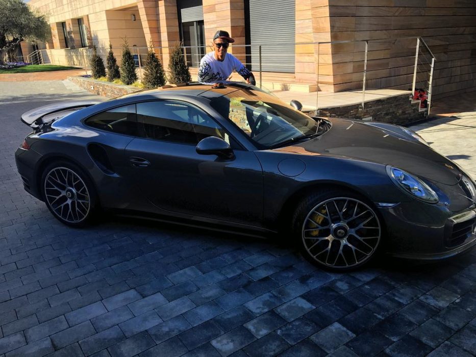 Cristiano Ronaldo mostra sua coleção de super carros. Fotos!