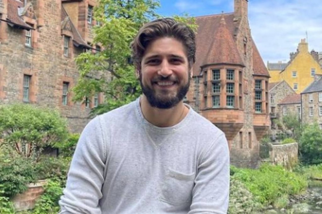 Natural? Daniel Rocha posa nu na natureza e deixa fãs babando