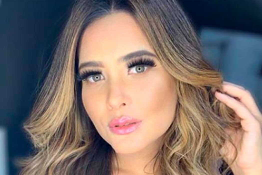 Geisy Arruda sensualiza ao exibir marquinha de biquíni. Corre aqui!