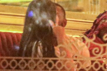 Novo amor? Nego do Borel troca beijos com morena em restaurante