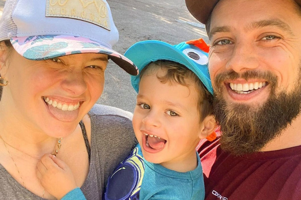 Rafael Cardoso corta o cabelo do filho e recebe elogios