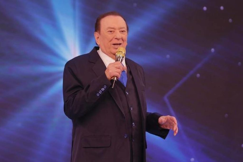 Raul Gil se emociona ao voltar aos estúdios do SBT