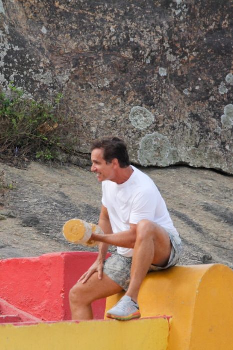 Aos 62 anos, Victor Fasano exibe corpão de sunga branca na praia