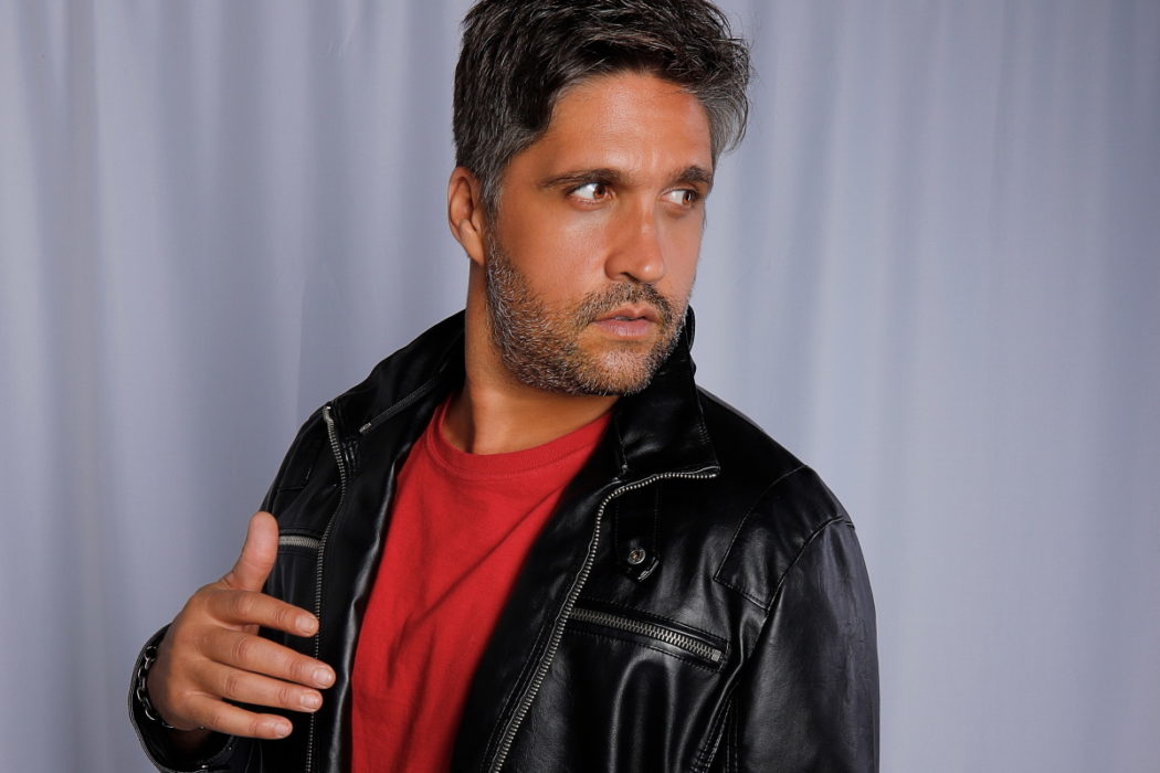 Léo Chaves regrava sucesso Por Causa de Você - OFuxico