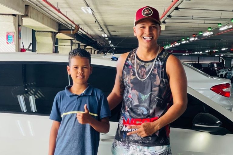 Lucas Motovlog aumenta views após dar celular à ambulante