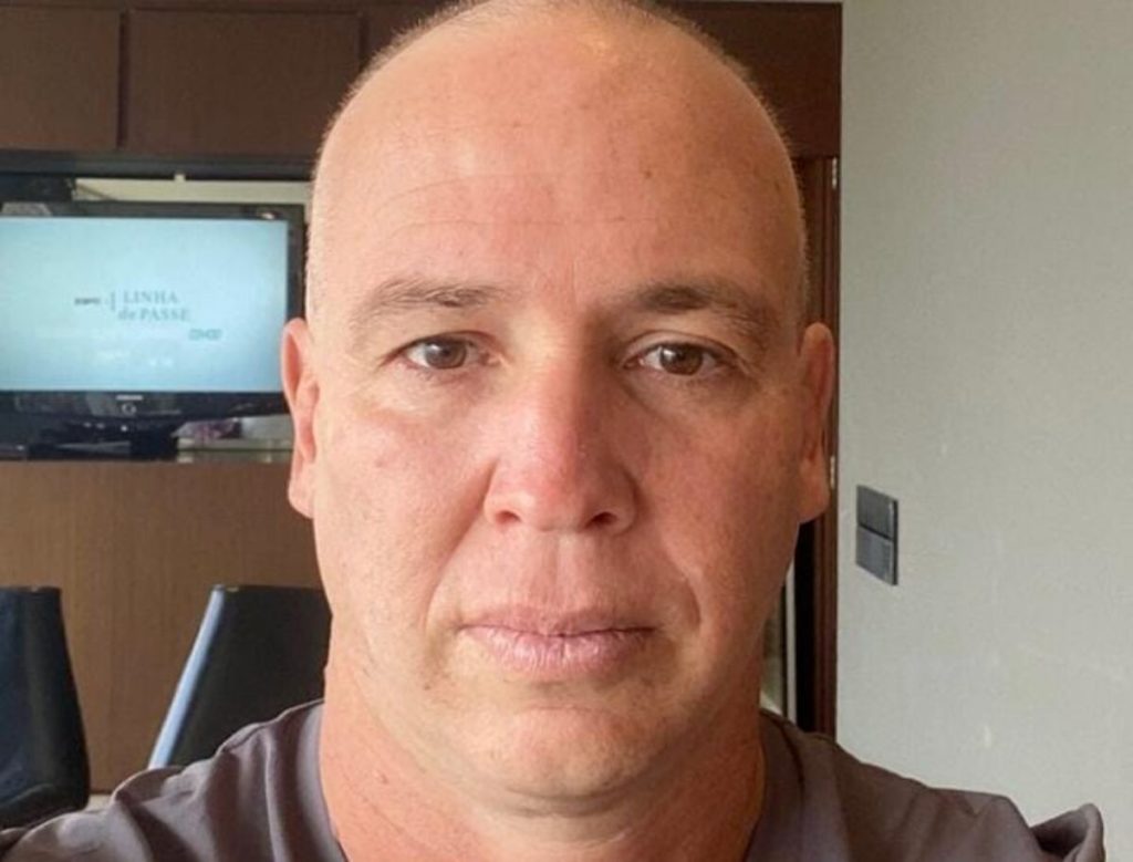 Caio Ribeiro esbanja humor e otimismo ao aparecer careca