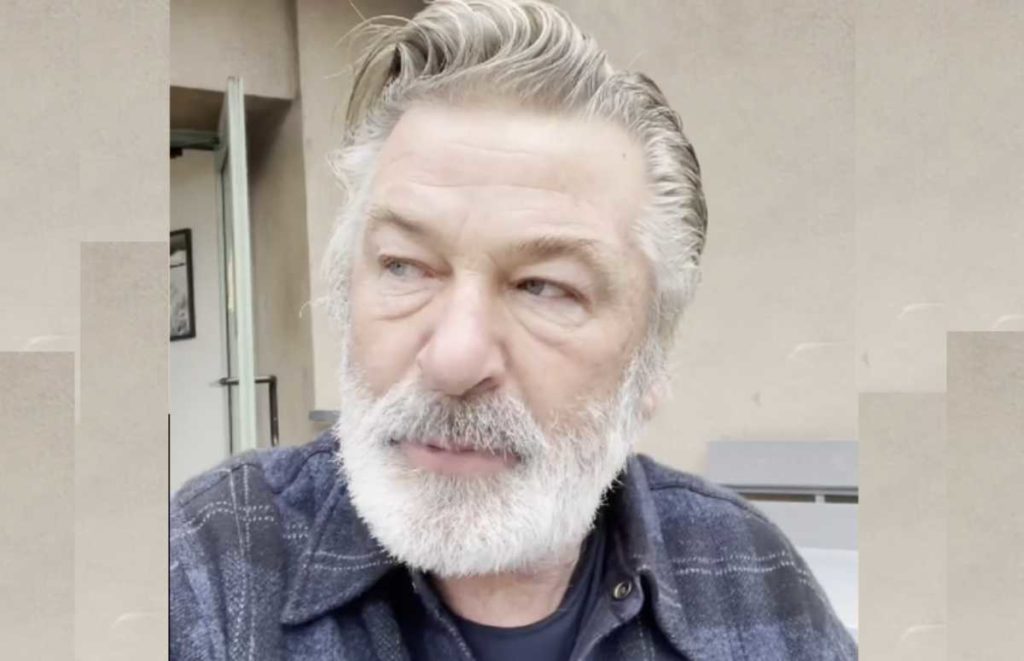 Esperando a poeira baixar, Alec Baldwin viaja com a família