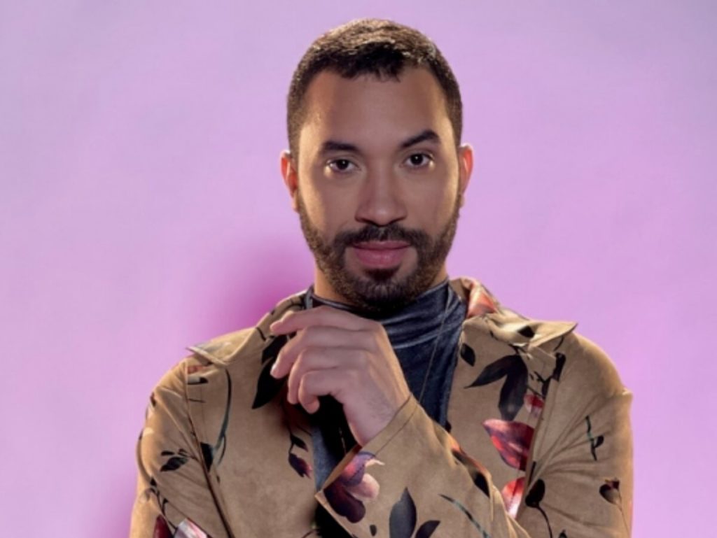 Gil do Vigor chora ao ser nomeado em premiação internacional