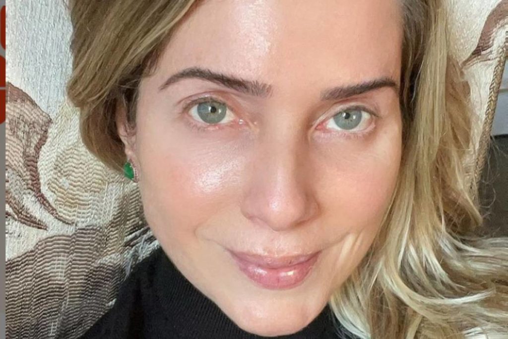 Leticia Spiller faz homenagem no dia dos professores e revela foto rara