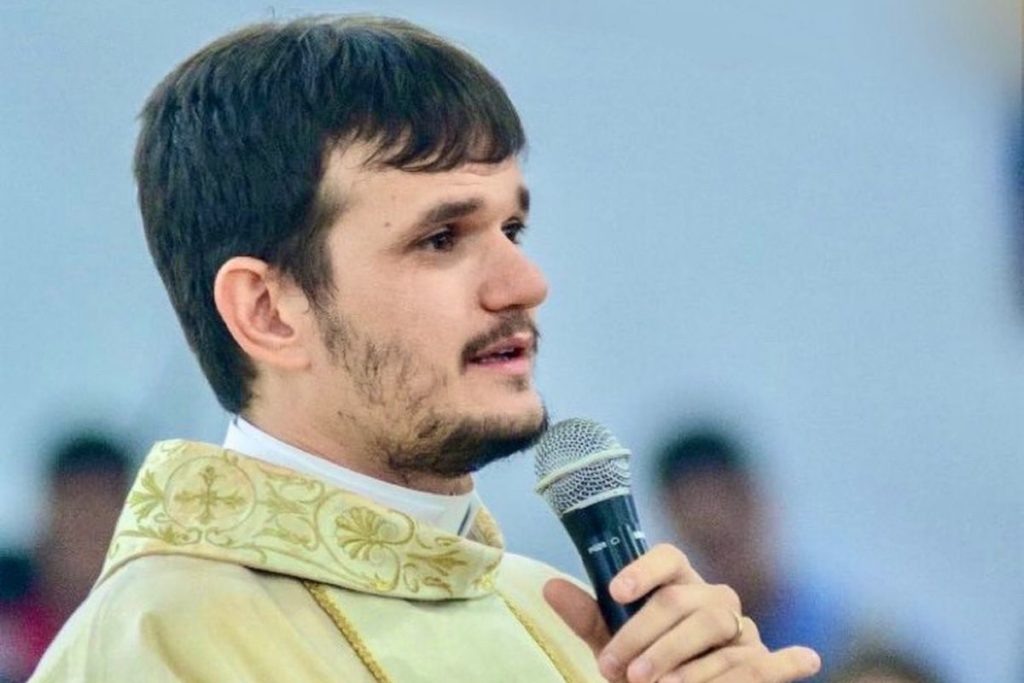 Padre Patrick Fernandes posta foto sem camisa e web reage