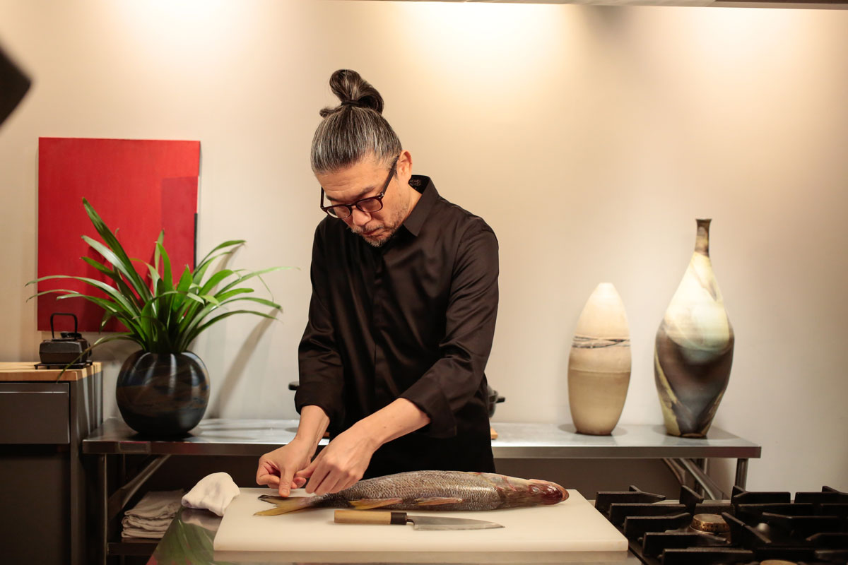 Sandy coloca a mão na massa, literalmente, em "Sandy + Chef"