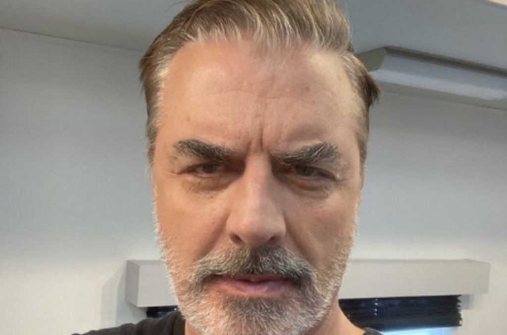 Chris Noth corre o risco de passar o Natal sozinho, após acusações