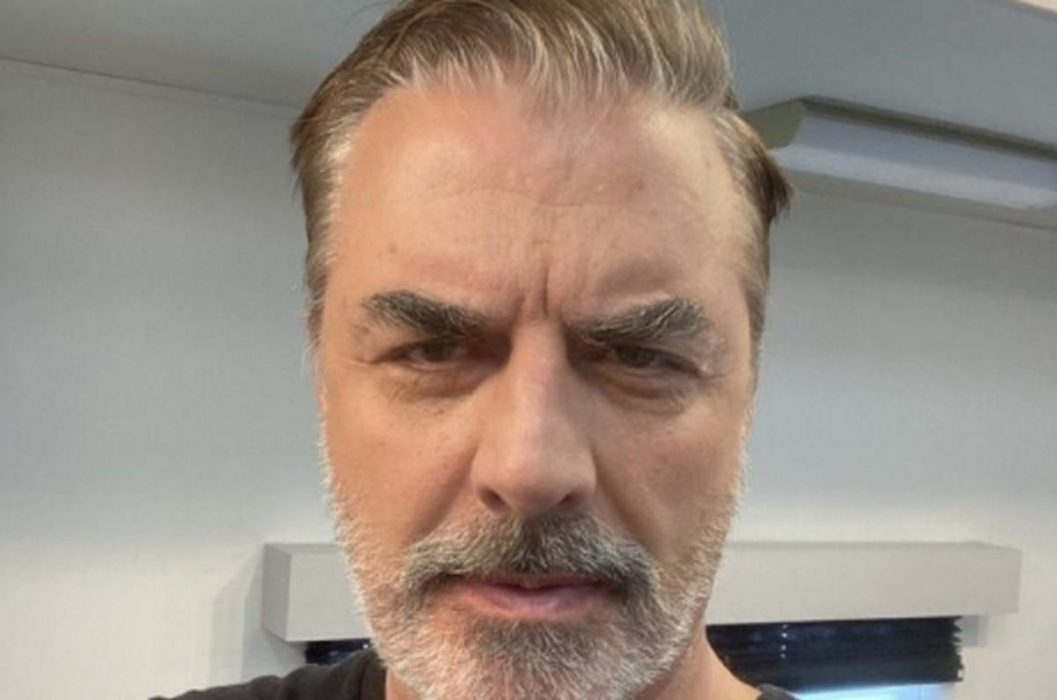 Chris Noth corre o risco de passar o Natal sozinho, após acusações