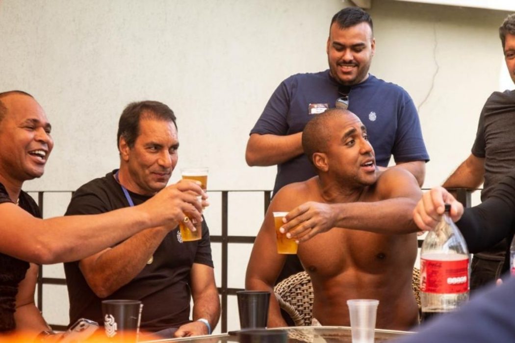 Raiam Santos reúne 25 empresários milionários em confraternização