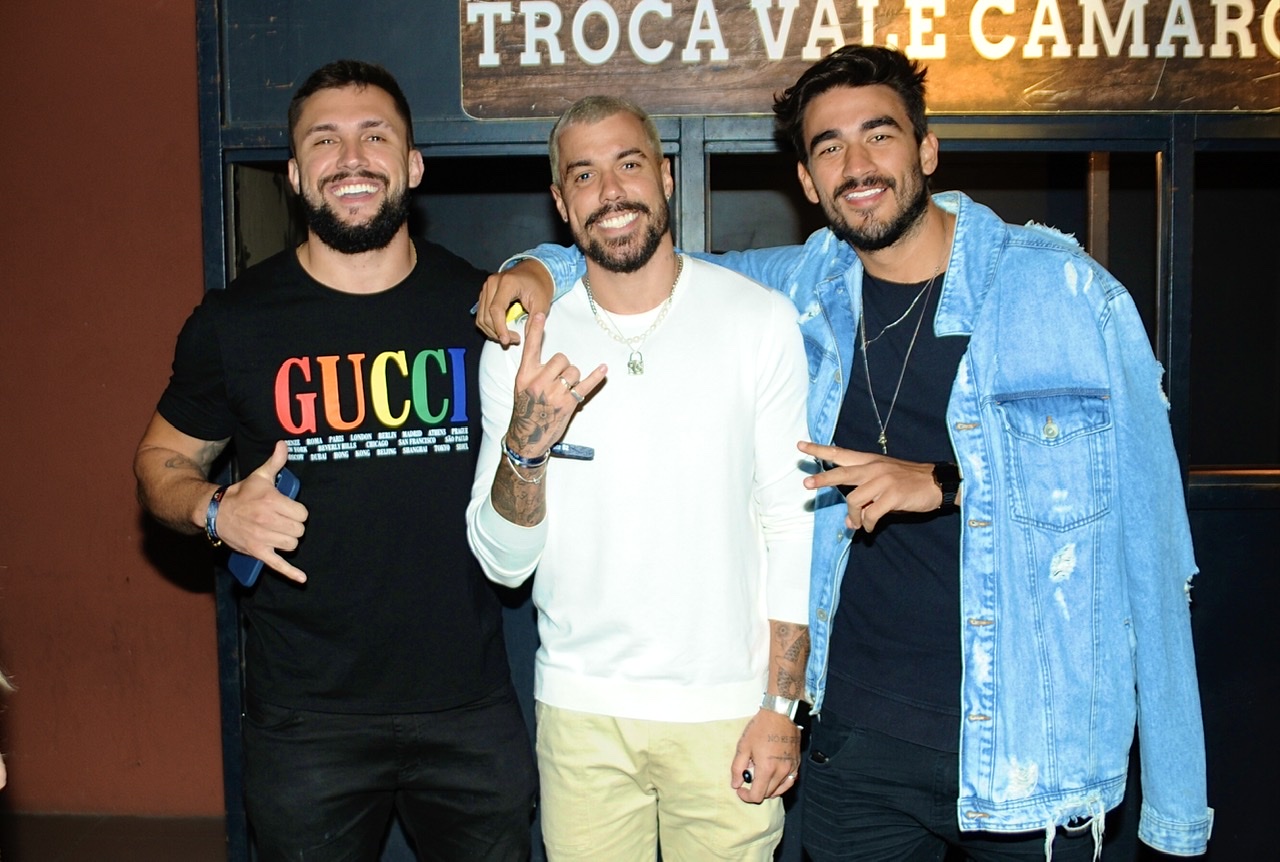 Lipe Ribeiro faz sucesso com a mulherada em show de Henrique e Juliano