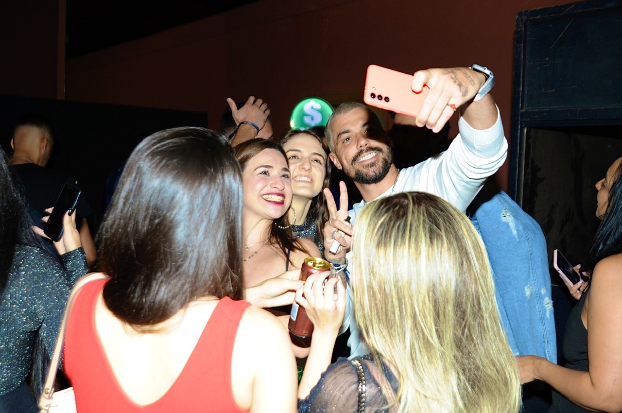 Lipe Ribeiro faz sucesso com a mulherada em show de Henrique e Juliano