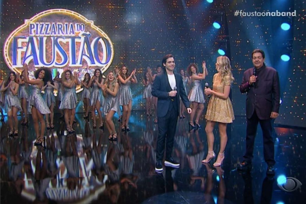 Plateia do 'Faustão na Band' passa por revista na emissora - OFuxico Plateia do 'Faustão na Band' passa por revista na emissora - OFuxico