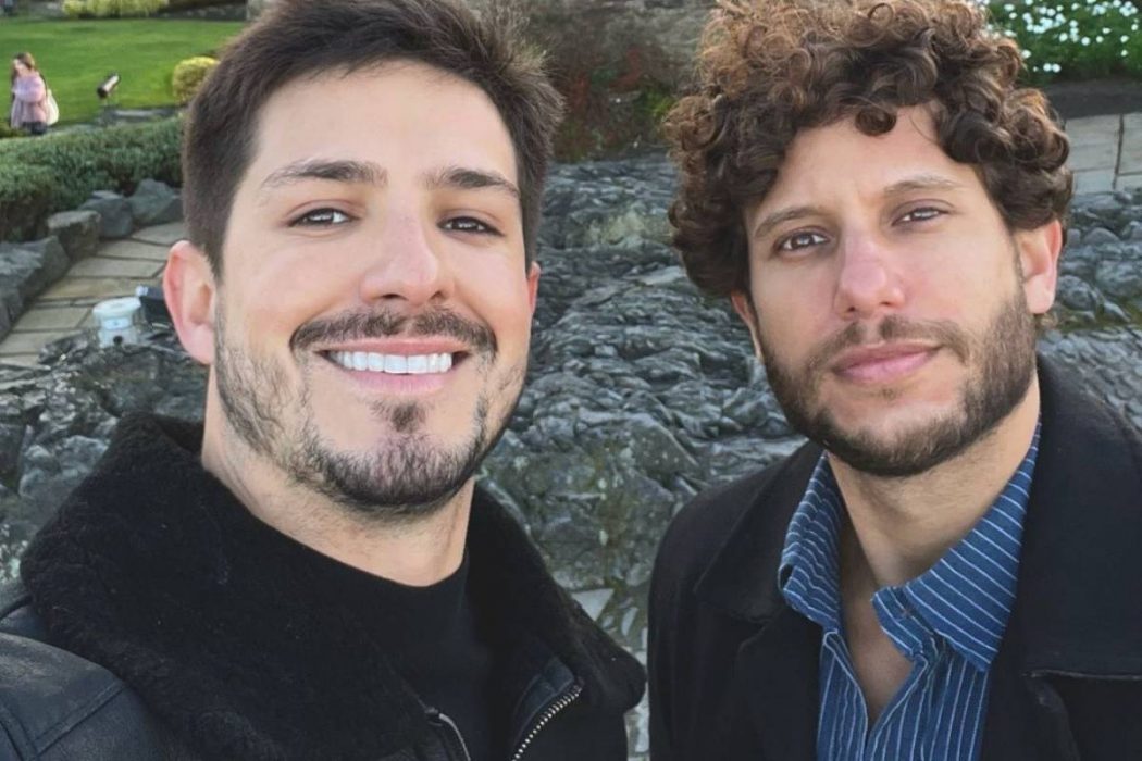 Igor Cosso dança hit de Falamansa com namorado e é notado pela banda