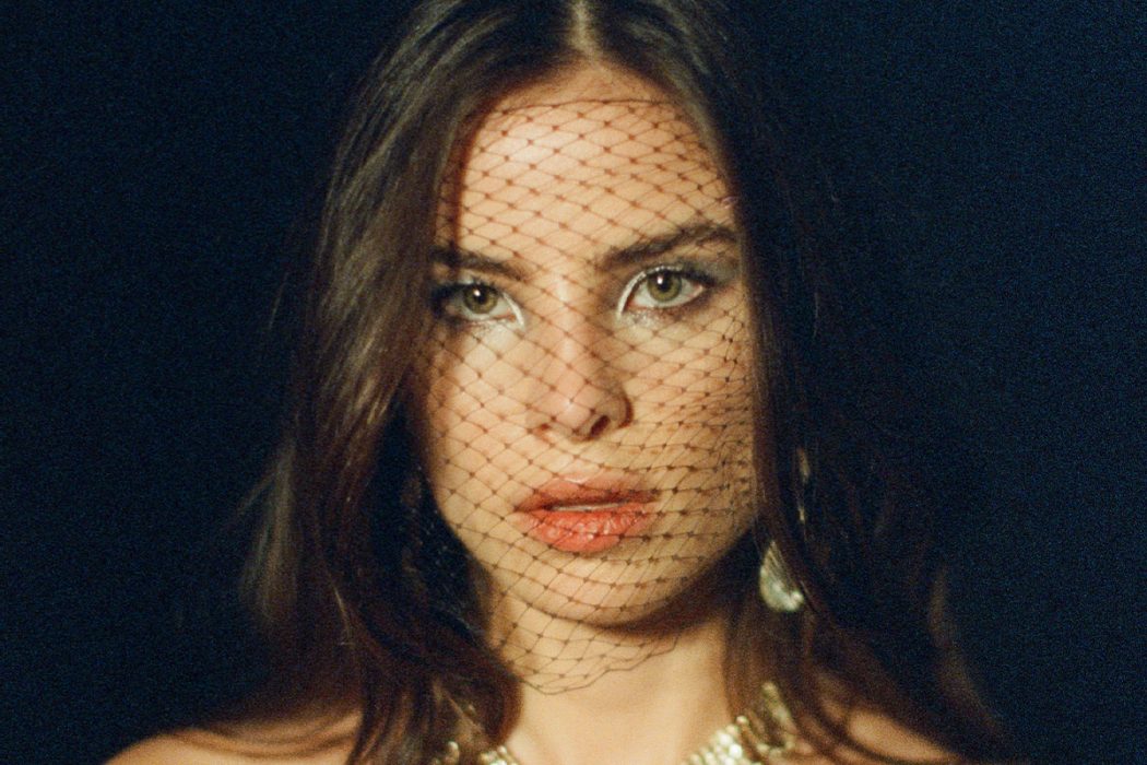 Giulia Be libera making of do novo single 'show', dirigido por ela ...