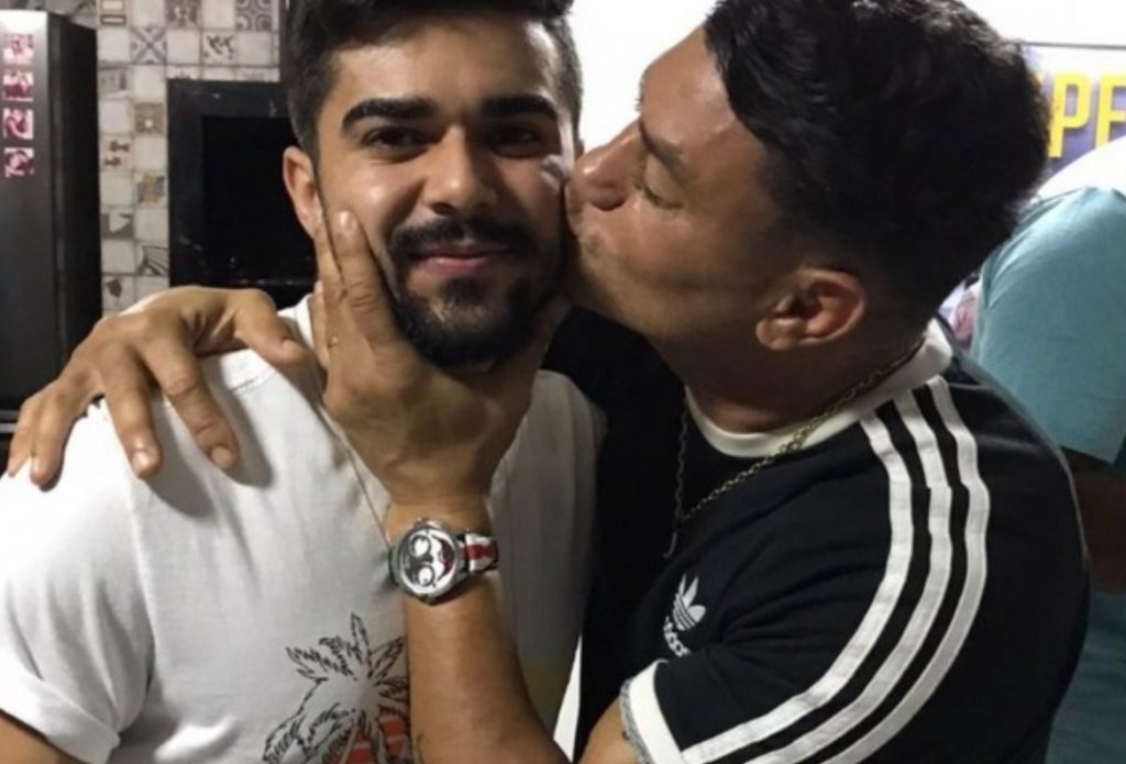 Popó demonstra carinho e manda recado ao lado do namorado do filho