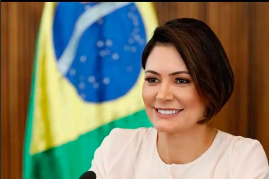 Michelle Bolsonaro completa 40 anos e ganha bolo da moda