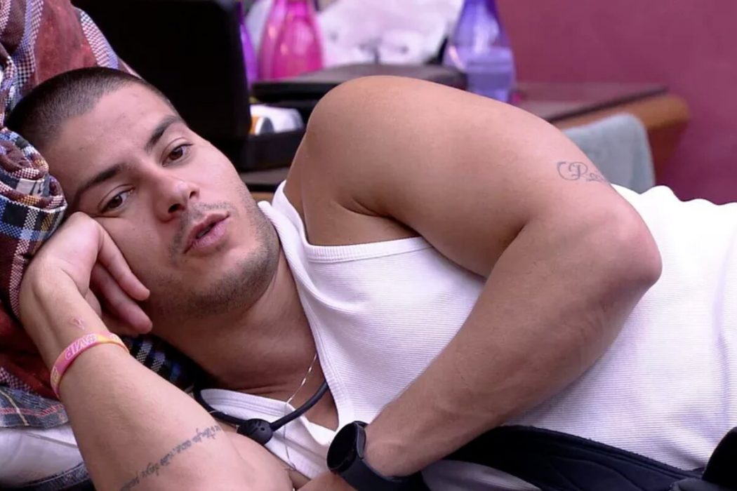 BBB22: Arthur assume irritação ao ser emparedado e comenta favoritismo