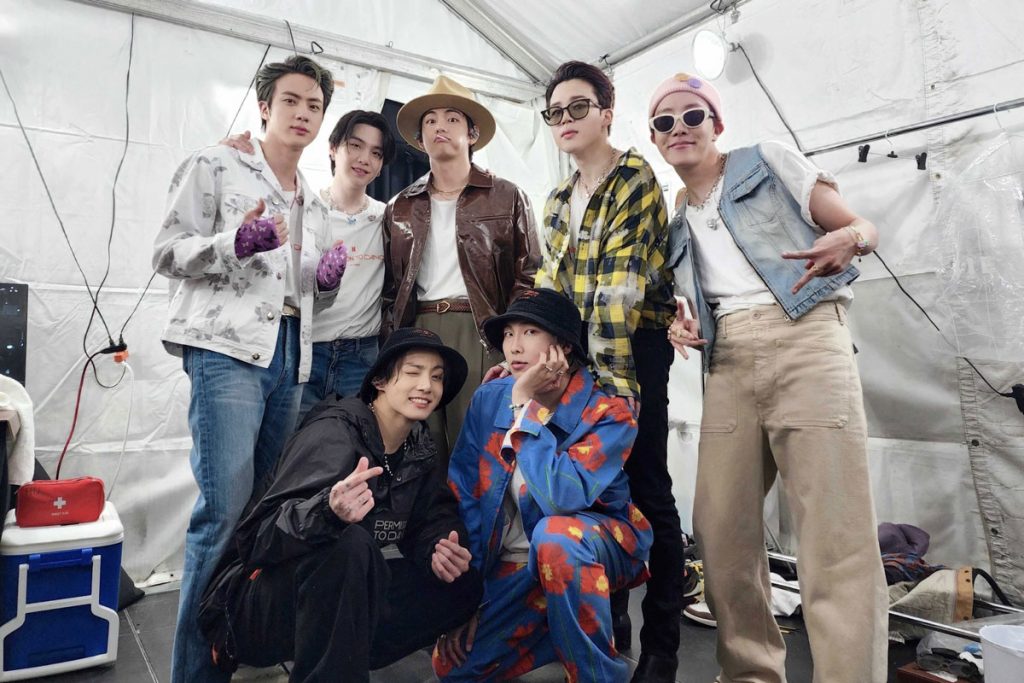 BTS alcança One Direction em recorde de premiação americana