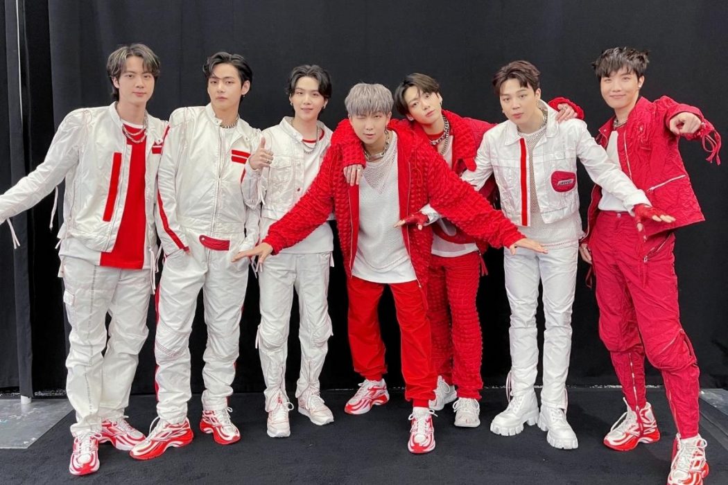 BTS traz fotos antigas em apresentação e fãs especulam comeback. Veja!