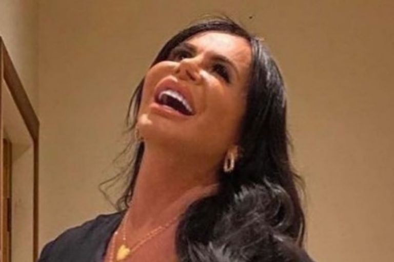 Gretchen coloca o bumbum pra jogo, num fio dental, aos 62 anos. Veja!