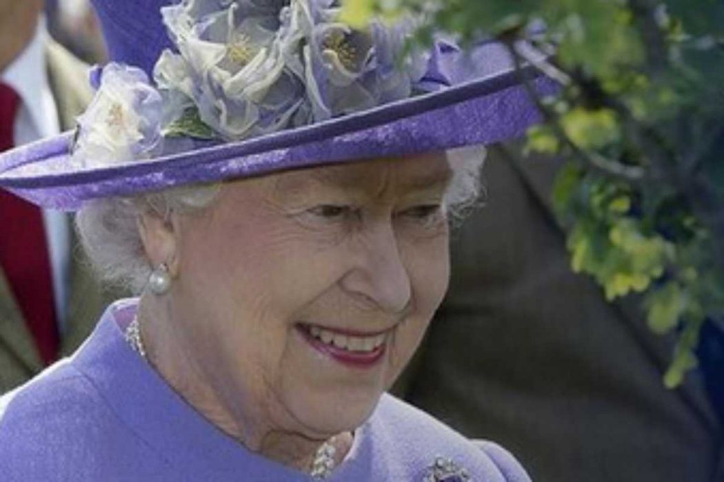 Hematoma na mão de Rainha Elizabeth II foi notado em última aparição