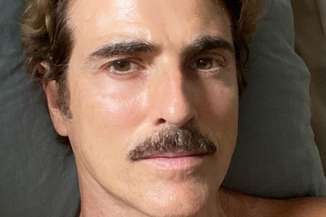 Reynaldo Gianecchini aparece sem barba e recebe elogios: 'Príncipe'
